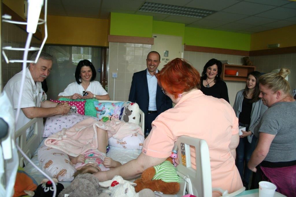 Předání daru ve FN Plzeň | 20. Základní škola Plzeň